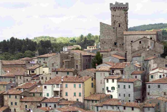 Arcidosso, il borgo che emerge dalla roccia: una fortezza naturale ...